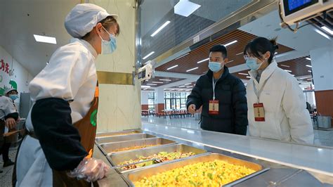 教育部印发《学校食堂工作人员“十不准”》 北京时间