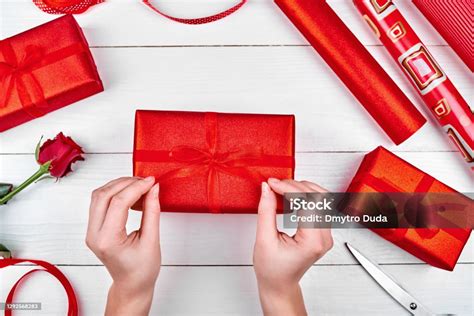 발렌타인 데이 선물 포장 배경 복사 공간 플랫 레이 상단 보기 여성 손 포장 은 사틴 리본으로 존재합니다 휴일 개념 빨간 선물 상자를 들고 있는 여자 2월에 대한 스톡 사진