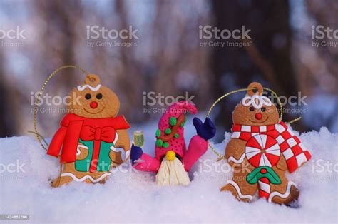 눈의 배경에 그의 손에 샴페인 한 잔과 함께 Plasticine으로 만든 멋진 난쟁이 겨울에 대한 스톡 사진 및 기타 이미지 겨울 귀여운 그놈 Istock