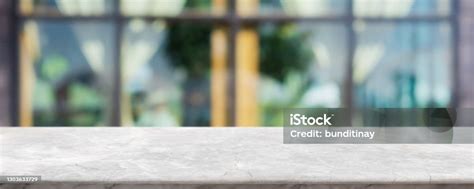 빈 흰색 대리석 석조 테이블 상단과 흐림 유리 창 인테리어 카페와 레스토랑 배너 추상적 인 배경을 모의 디스플레이 또는 몽타주에 사용할 수 있습니다 0명에 대한 스톡 사진