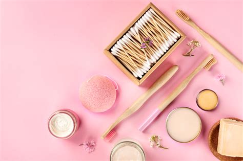 플라스틱이없는 제로 폐기물 화장품 평면 분홍색 배경에 누워 대나무 칫솔과 면봉 곤약 스폰지 카피 공간이있는 천연 유기농 제품 0