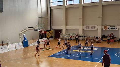 Близо 100 деца се включиха в коледния баскетболен празник в Дупница