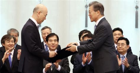 文 대통령 이효성 방통위원장 임명장 수여