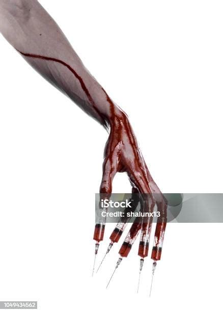 손가락 발가락 주사기 손으로 주사기 끔찍한 피 묻은 손 할로윈 테마 좀비 의사 흰색 배경 고립 된 주사기와 피 묻은 손 건강관리와 의술에 대한 스톡 사진 및 기타 이미지