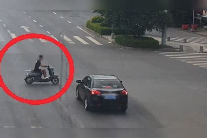 广西小伙骑车闯红灯遇超速小轿车 当场被撞空翻720度