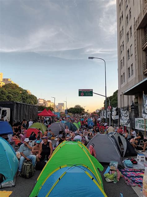 Piqueteros Protestan Frente Al Ministerio De Desarrollo Social Instalaron Carpas En La 9 De