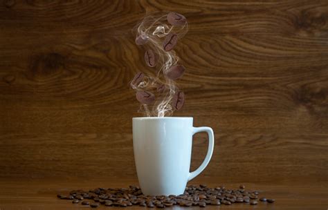 커피 콩과 나무 보드에 길 잃은 뜨거운 커피 한 잔의 특수 효과와 구성 0명에 대한 스톡 사진 및 기타 이미지 0명 갈색 구이 Istock