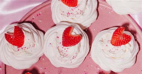 컵케이크와 딸기를 얹은 핑크색 접시 사진 Unsplash의 음식 및 음료 이미지