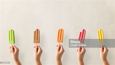 다양한 종류의 다채로운 과일 아이스 캔디를 들고 있는 손 맛이 가미된 빙과에 대한 스톡 사진 및 기타 이미지 맛이 가미된 빙과 얼음 크림 유가공 식품 Istock