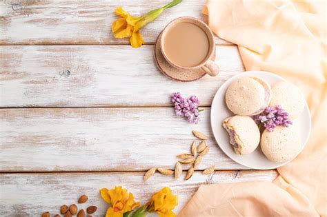 머랭케이크에 커피 한 잔과 커피 한 잔이 있는 흰색 나무 배경과 오렌지 린넨 직물 상단 보기 플랫 레이 복사 공간 0명에 대한 스톡 사진 및 기타 이미지 Istock