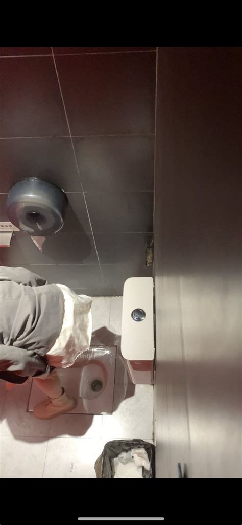 墨墨ttt On Twitter 第一次尝试厕拍，这小女生穿着肉丝白靴我就受不了，等她上厕所我就跟过来在隔壁拍她了，这么清纯一小女生，蹲下第一声居然是屁声，真反差