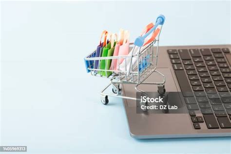 온라인 쇼핑 개념입니다 장바구니 작은 상자 책상에 노트북 0명에 대한 스톡 사진 및 기타 이미지 0명 가격 가격 리스트 Istock