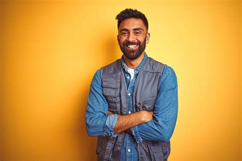 고립 된 노란색 배경 행복 한 얼굴 카메라를 보고 교차 팔 미소 위에 유니폼을 입고 잘 생긴 인도 기술자 남자 긍정적 인 사람 수리공에 대한 스톡 사진 및 기타 이미지