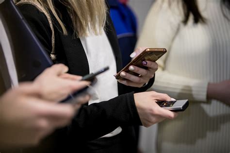 기자와 카메라 맨 마이크와 레코더 스마트폰 응용 프로그램 인터뷰 사업가 정치인 기업 비즈니스에 대한 스톡 사진 및 기타 이미지