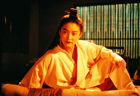 70歲林青霞逛ifc被捕獲！紅裙look重現「東方不敗」女皇氣場 仙氣爆發狀態驚艷網民 星島日報