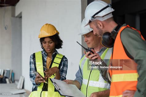 청사진을 가진 작업 현장의 엔지니어 건축 계획 건설 프로젝트 사업 건설을 위한 작업장 검사 3 명에 대한 스톡 사진 및 기타 이미지 Istock