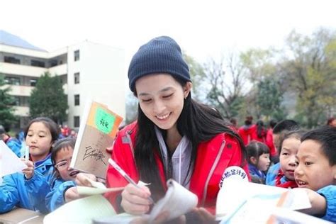 毛阿敏女儿近照，17岁身高173深眼窝超像袁泉，低调出道颜值太高气质