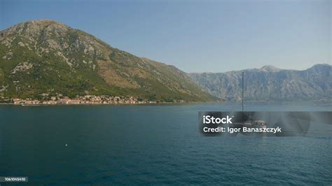 Kotor의만 및 백그라운드에서 상승 하는 높은 산의 바다의 아름 다운 보기 몬테네그로의 가장 인기 있는 터키 리조트 중 하나는 아름 다운 경치와 역사 도시 관광객 종종