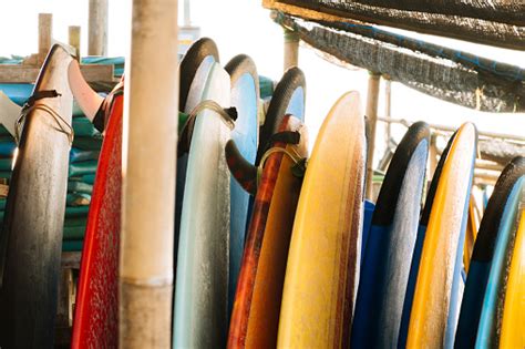 바다에 의해 스택에 다른 색상 서핑 보드의 집합입니다 Baliindonesia 모래 해변에서 임대 서핑 보드 스리랑카 의 Weligama 해변에서 서핑 레슨 0명에 대한