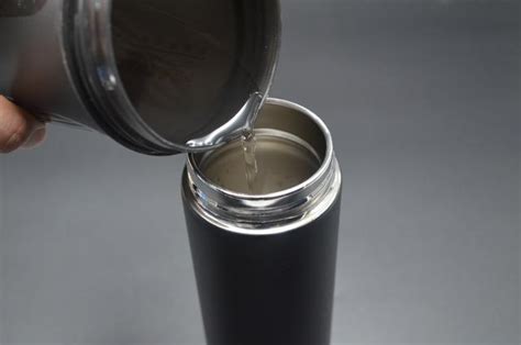 保温杯太深没法洗教你一招不用任何洗涤剂细菌污垢全洗干净 保温杯 污渍 水垢 新浪新闻
