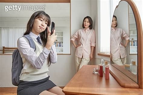 십대소녀 여성 고등학생 사춘기 색조화장 화장품 엄마 가족 교복 셀프카메라 포즈취하기 이미지