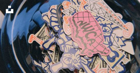 스티커는 테이블 위의 유리 그릇 안에 있습니다 사진 Unsplash의 무료 도시의 이미지