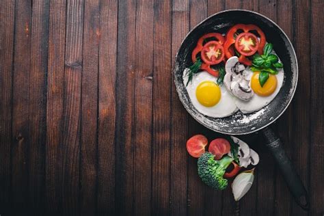 프라이팬에 야채와 허브에 튀긴 그 최고의 볼 수 있습니다 여유 공간입니다 노랑에 대한 스톡 사진 및 기타 이미지 노랑 달걀 미식가 Istock