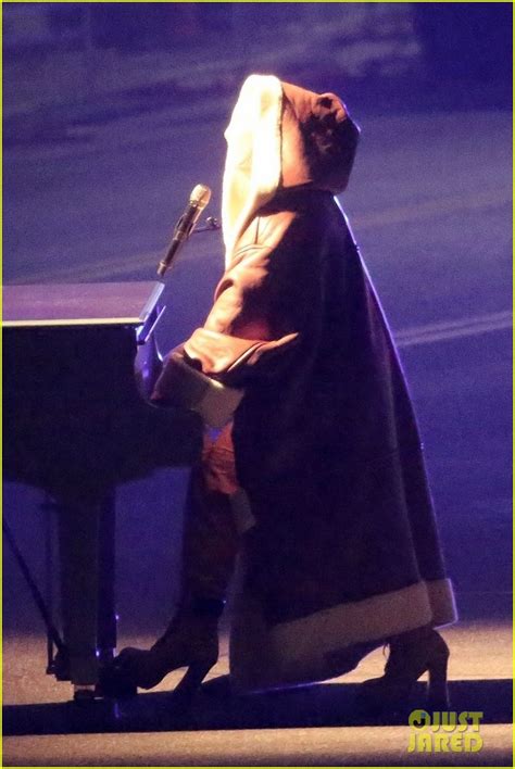 Alicia Keys Wears Full Face Mask While Pre Taping Her Mtv Emas