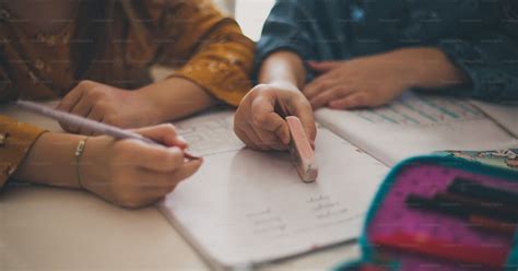 이것은 실수입니다 집에서 숙제를하는 두 어린 소녀 복사를 위한 공간 닫습니다 손에 집중하십시오 사진 Unsplash의 세르비아 이미지