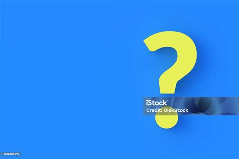 파란색 배경에 노란색 물음표 알 수 없는 정보를 검색합니다 공간을 복사합니다 맨 위 보기입니다 3d 렌더 노랑에 대한 스톡 사진 및 기타 이미지 Istock