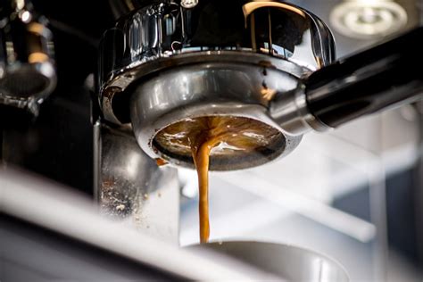 커피 머신에서 쏟아지는 에스프레소의 클로즈업 전문 커피 양조 갈색에 대한 스톡 사진 및 기타 이미지 갈색 강철 구이