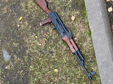 Росгвардия задержала мужчину с автоматом у школы в Калининском районе