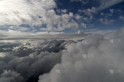 从飞机窗口看到多云的天空