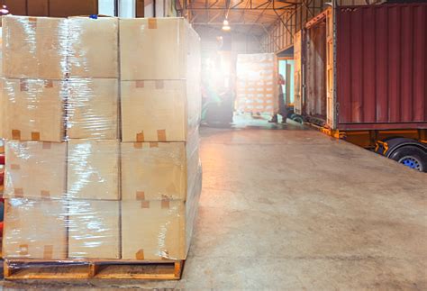 창고 도크로드화물 패키지 상자의 스택 대형 팔레트 선적 상품 트럭 도크 창고적재화물 도로 화물 산업 배달 운송 물류 및 운송의