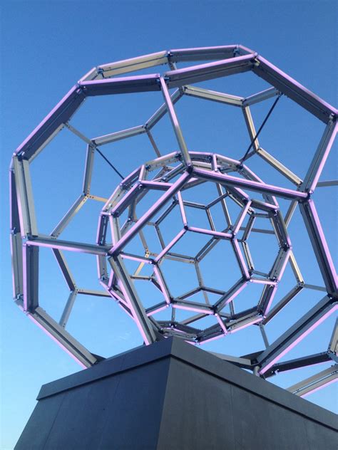 무료 이미지 창조적 인 구조 창문 유리 원근법 색깔 정면 불타는 듯한 빛깔 푸른 조명 파란 하늘 형광성의 미술 등 디자인 대칭 둥근 천장