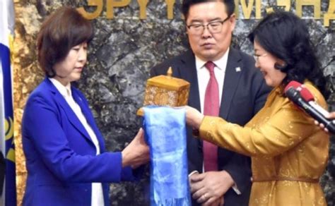 Эрүүл мэндийн салбартаа анхаарах цаг тань болсон Сарангэрэл сайд аа