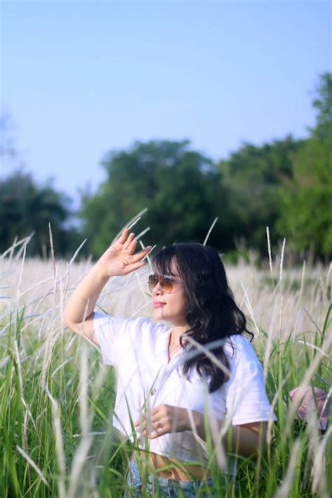 기쁨 농촌의 들판 셀렉티브 포커스 수직 쐈어 시골 야외에서 여름 여성 잔디 젊은 휴식에 관한 무료 스톡 사진