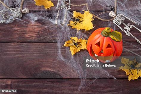 할로윈 프레임 구성 오렌지 호박 해골 노란 말린 잎 어두운 나무 배경에 거미줄에 검은 거미 공간을 복사합니다 플랫 레이 10월에 대한 스톡 사진 및 기타 이미지 Istock