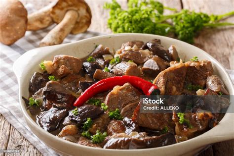 쇠고기와 야생 버섯 양파 칠리 페 퍼 매운 소스 그릇에 근접에서 스튜 가로 송아지 소고기에 대한 스톡 사진 및 기타 이미지