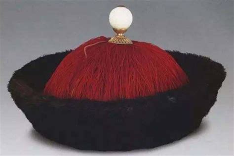 清代官员“顶戴花翎”上那颗小珠子,到底有多值钱?你绝对想不到珠子顶珠帽子新浪新闻 清代官员“顶戴花翎”上那颗小珠子,到底有多值钱?你绝对想不到珠子顶珠帽子新浪新闻