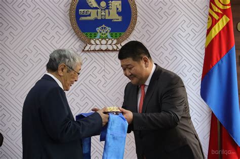 Барилга хот байгуулалтын сайд Хөдөлмөрийн баатар гавьяат цолтнуудад хүндэтгэл үзүүллээ