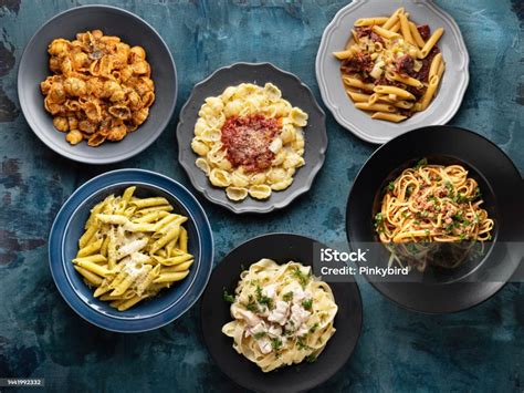 다양한 종류의 조리된 파스타와 국수를 배경으로 요리 파스타 국수 마카로니 파스타 변형 요리 테이블에 다양한 파스타 컬렉션 파스타에 대한 스톡 사진 및 기타 이미지 Istock