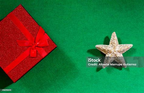 녹색 배경과 복사 공간에 황금색 별과 빨간색 선물 상자로 만든 크리스마스 구성의 평면도 12월에 대한 스톡 사진 및 기타 이미지 12월 개념 겨울 Istock