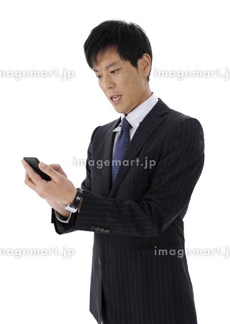 携帯電話を操作するビジネスマンの写真素材 11748002 イメージマート