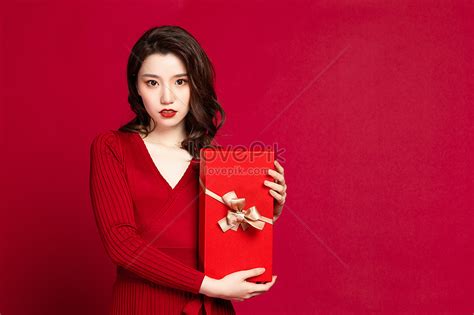 선물 상자를 들고 아름다운 여자