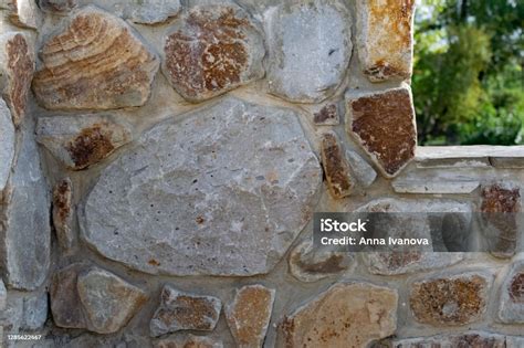 평평한 돌과 시멘트의 배경 천연 재료로 만든 장식 벽 다양한 크기와 모양의 부분으로 만들어진 돌이 단단한 표면 0명에 대한 스톡 사진 및 기타 이미지 Istock