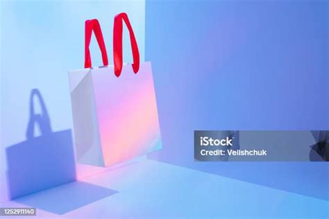 네온 빛에 비행 쇼핑 페이퍼 가방 소비의 개념 쇼핑의 용이성 복사 공간 트렌드 파스텔 색상 날기에 대한 스톡 사진 및 기타 이미지 Istock