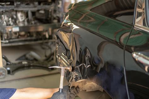 자동차 바디 수리 하는 동안 그림에 대 한 자동차를 준비 하 여 사고 후 작동 수리에 대한 스톡 사진 및 기타 이미지 수리 강철 교통사고 충돌 사고 Istock