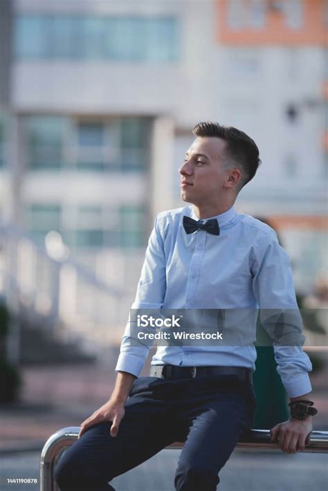 고전적인 파란색 양복을 입고 사진을 위해 포즈를 취하는 백인 백인 남성의 세로 사진 관능에 대한 스톡 사진 및 기타 이미지 관능 남자 남자들만 Istock