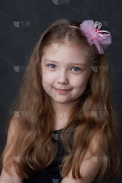 穿着黑色上衣的年轻女孩